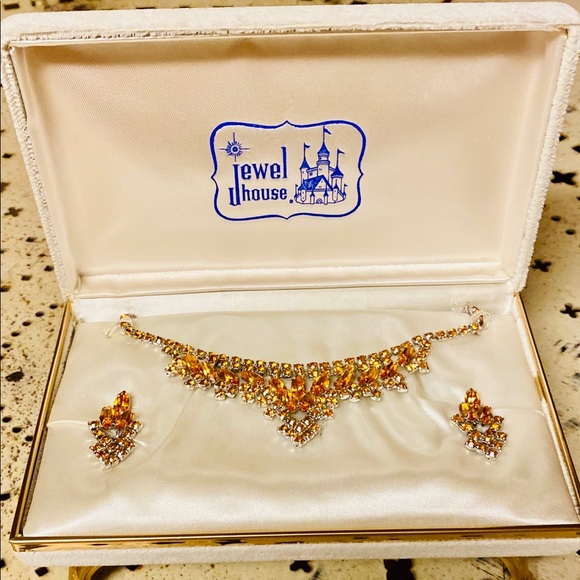 Jewel House | Jewelry | Vintage Velvet White Jewel House White Lined ...